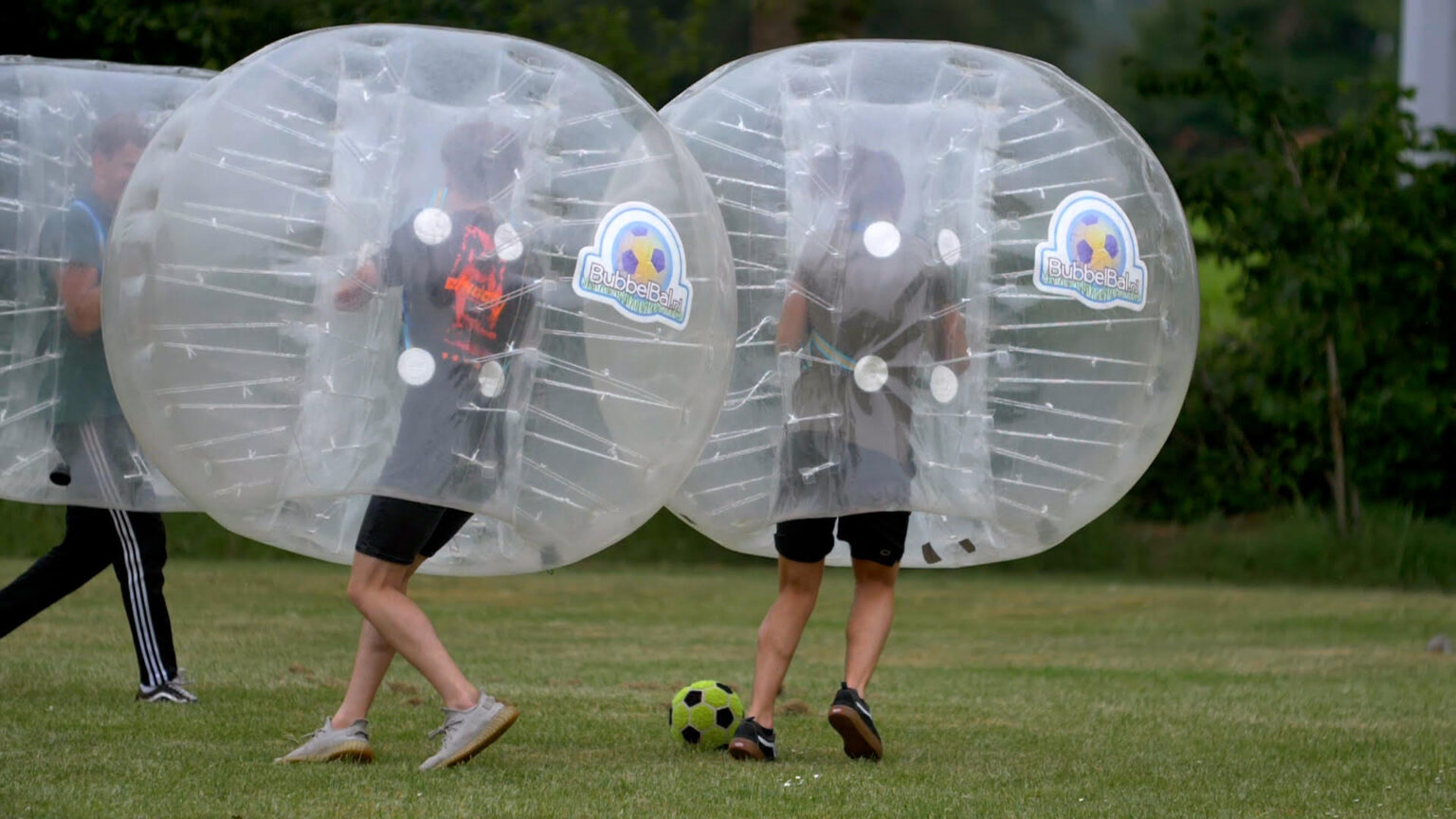 BubbelBal spelen? BubbelBal staat garant voor een middag hilariteit!